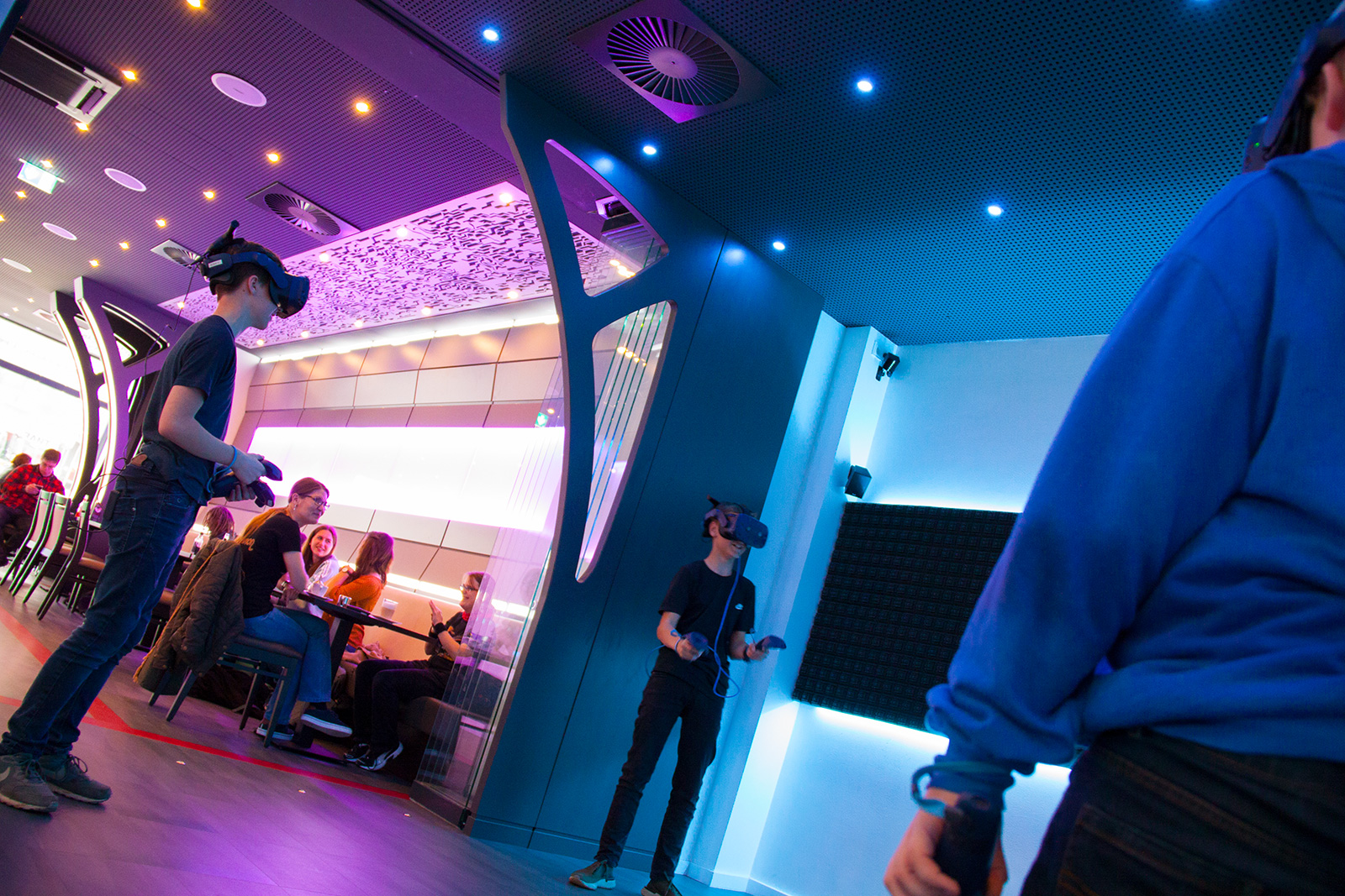 The Holocafé Franchise: Start your own Virtual Reality Café